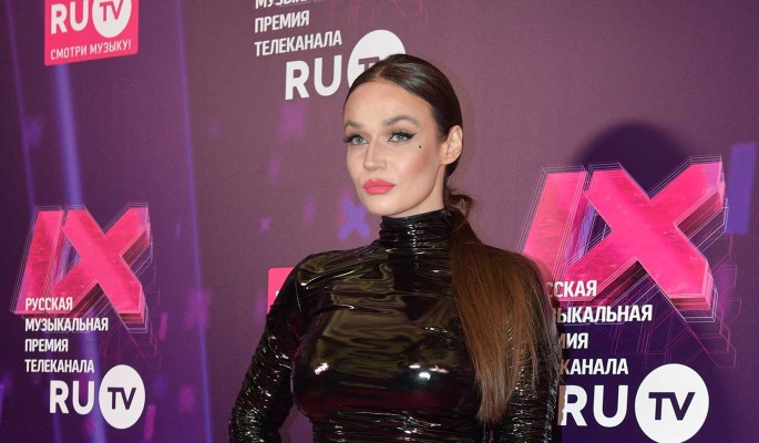 "Скорбящая вдова": бесстыжая Водонаева вывалила грудь перед покойником ...